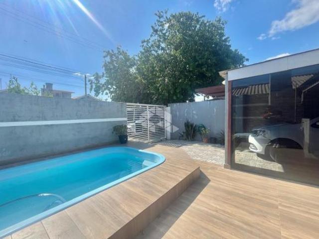 Casa com piscina á venda no bairro Camobi
