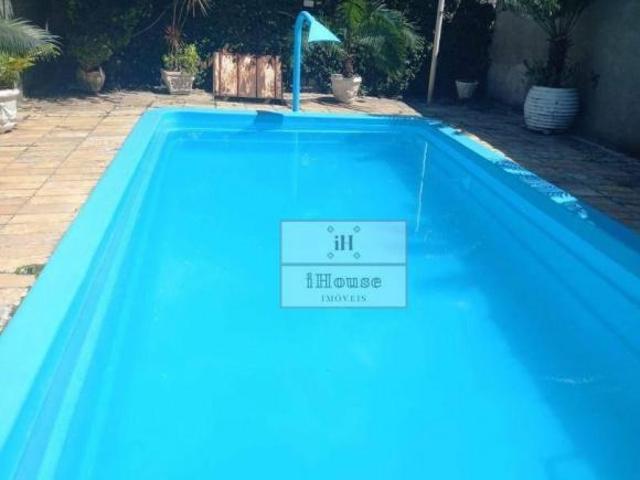 Casa com piscina a venda no São Gotardo