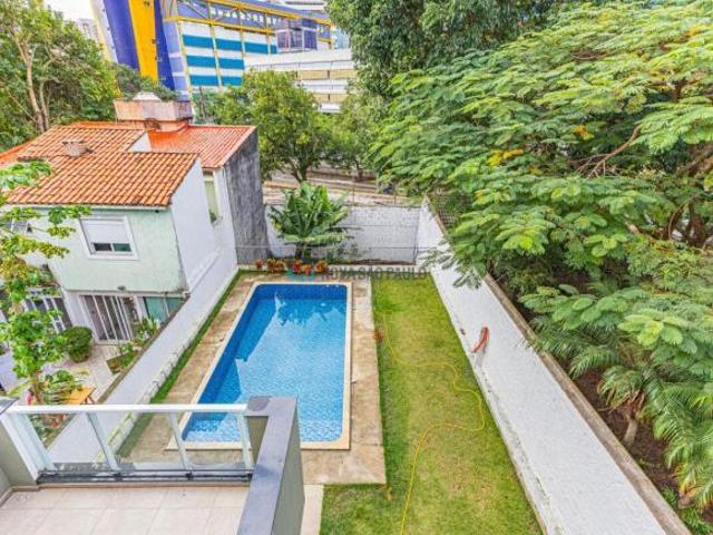 Casa com piscina à venda no Planalto Paulista com 4 quartos e 4 vagas de garagem. pronta para morar
