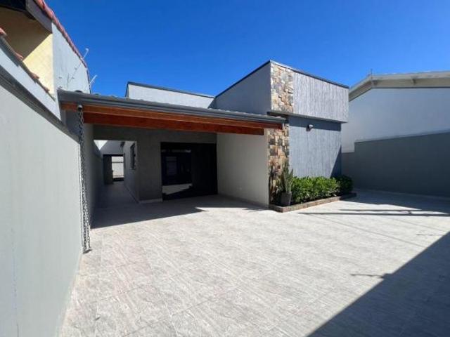 CASA COM PISCINA A VENDA NA PRAIA EM ITANHAÉM