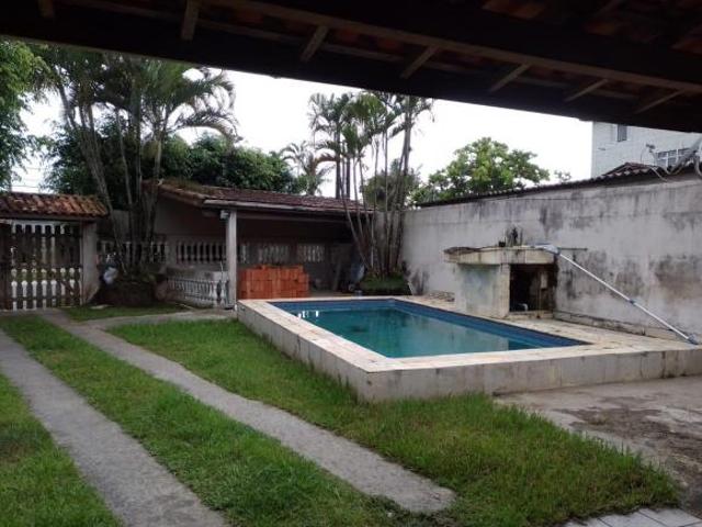 CASA COM PISCINA A VENDA NA PRAIA EM ITANHAÉM/SP