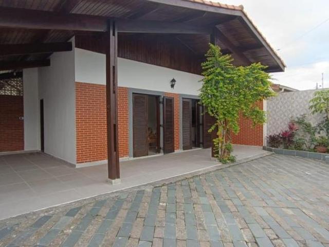 CASA COM PISCINA A VENDA NA PRAIA EM ITANHAÉM/SP