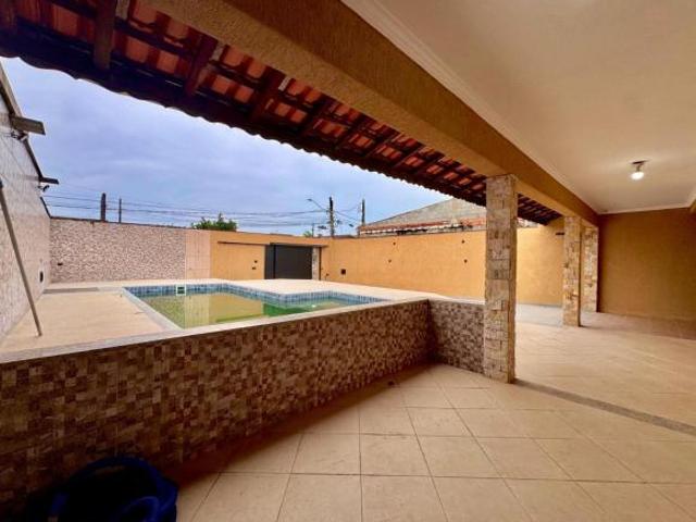 CASA COM PISCINA A VENDA NA PRAIA EM ITANHAÉM/SP