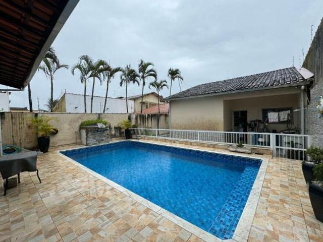 CASA COM PISCINA A VENDA NA PRAIA EM ITANHAÉM/SP