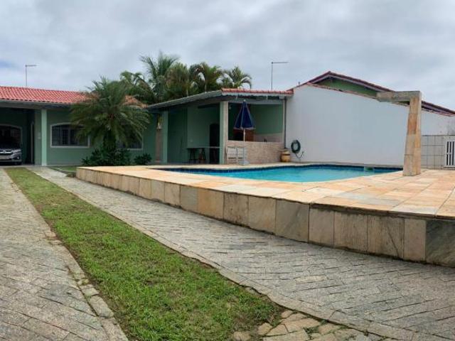 CASA COM PISCINA A VENDA NA PRAIA EM ITANHAÉM/SP