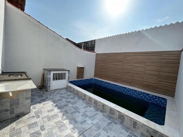 CASA COM PISCINA A VENDA NA PRAIA EM ITANHAÉM/SP