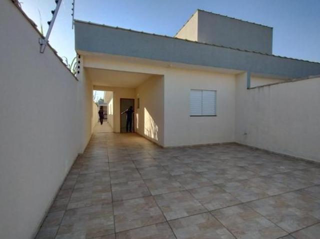 CASA COM PISCINA A VENDA NA PRAIA EM ITANHAÉM/SP