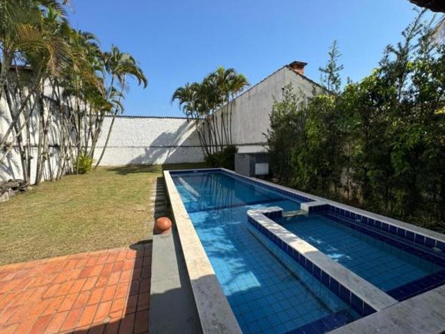 CASA COM PISCINA A VENDA NA PRAIA EM ITANHAÉM/SP