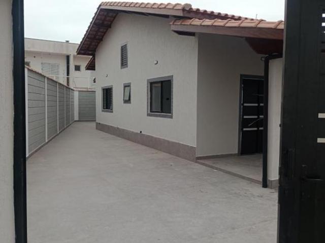 CASA COM PISCINA A VENDA NA PRAIA EM ITANHAÉM/SP