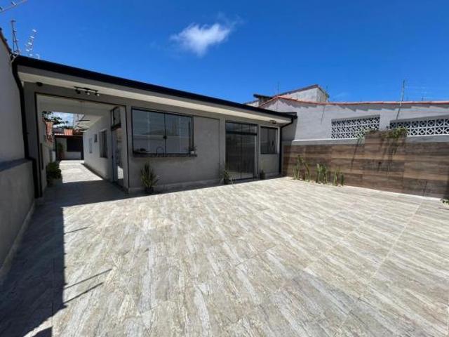 CASA COM PISCINA A VENDA NA PRAIA EM ITANHAÉM/SP