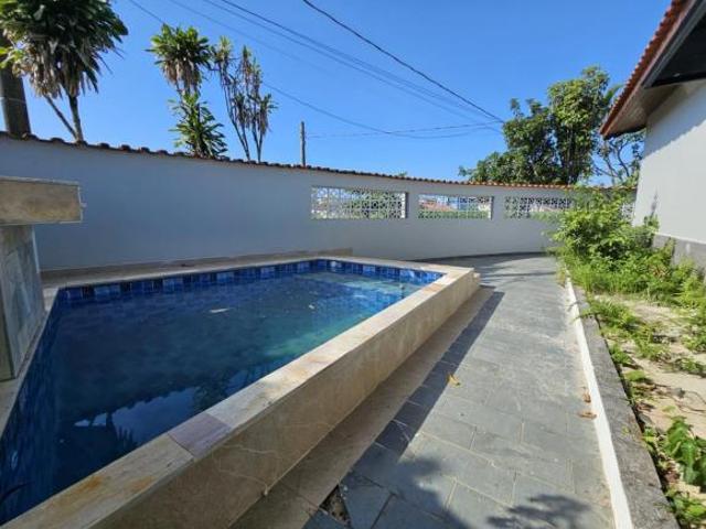 CASA COM PISCINA A VENDA NA PRAIA EM MONGAGUÁ/SP