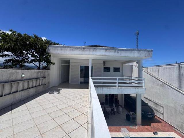 CASA COM PISCINA A VENDA NA PRAIA EM MONGAGUA/SP
