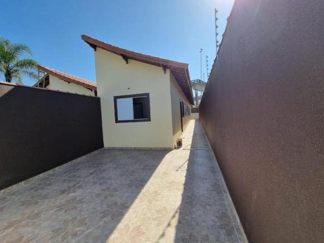 CASA COM PISCINA A VENDA NA PRAIA EM MONGAGUÁ/SP