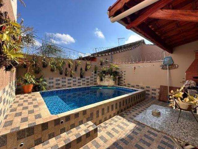 CASA COM PISCINA A VENDA NA PRAIA EM MONGAGUÁ/SP