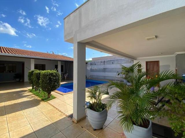 CASA COM PISCINA À VENDA NA VILA NOVA EM ARAPONGAS