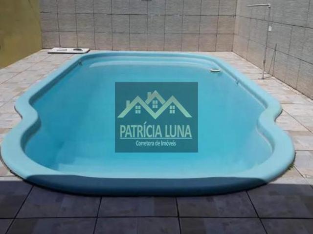 CASA COM PISCINA A VENDA PERTINHO DA PRAIA