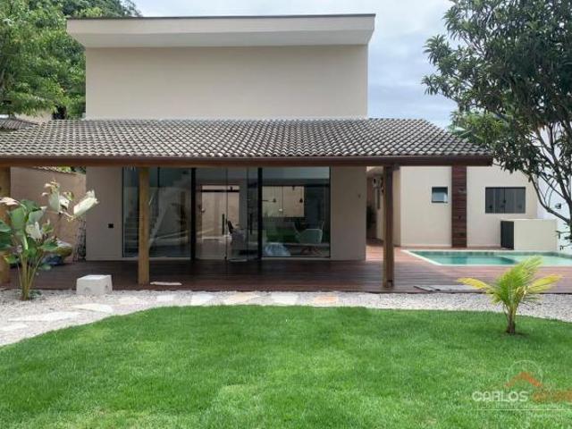 Casa com Piscina à Venda Próxima da Praia e do Shopping