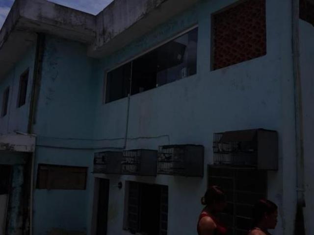 CASA COM PISCINA A VENDA VILA BARROS