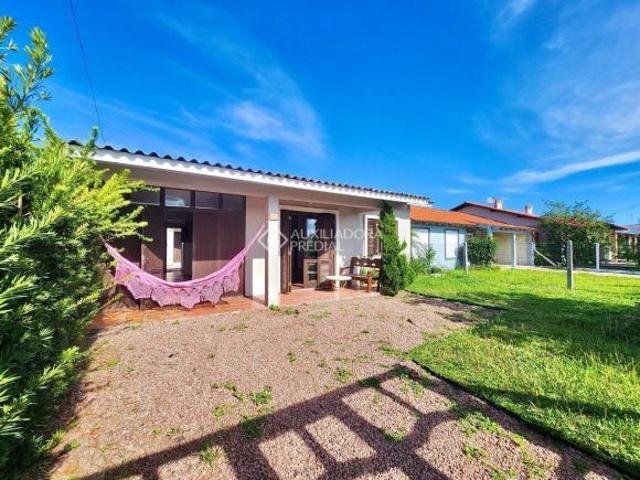 Casa com piscina, anexo e pátio amplo no bairro Rainha do Mar em Xangri Lá