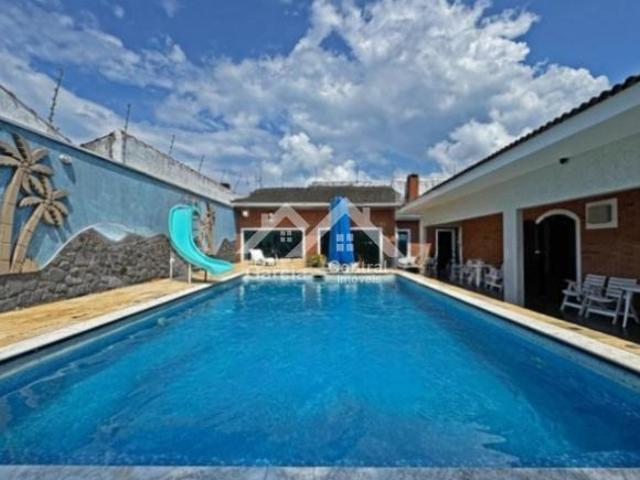 Casa com piscina ao lado da praia com amplo terreno