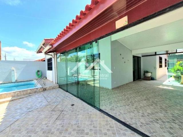Casa com piscina ao lado da praia em Peruíbe