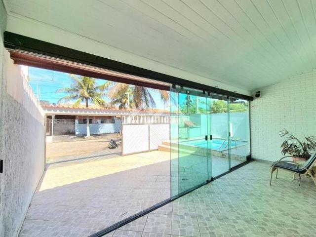Casa com piscina ao lado da praia em Peruíbe