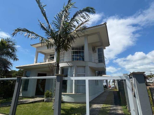 Casa com piscina apenas 500 metros do mar