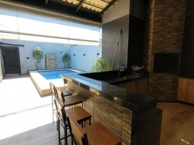 Casa com piscina aquecida e 208m² à venda no Guanabara