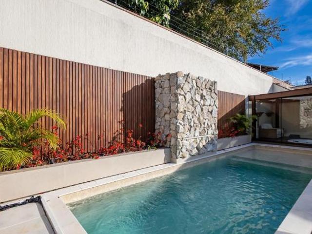 Casa com piscina aquecida e spa no Ahú!