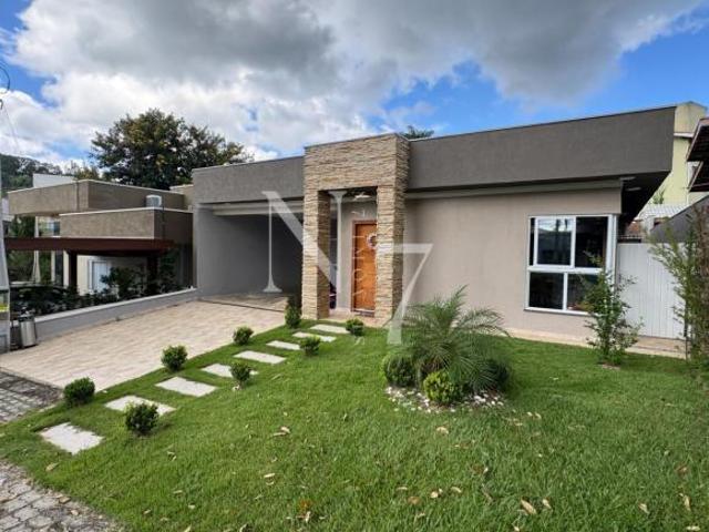 Casa com piscina, área gourmet em condomínio fechado!