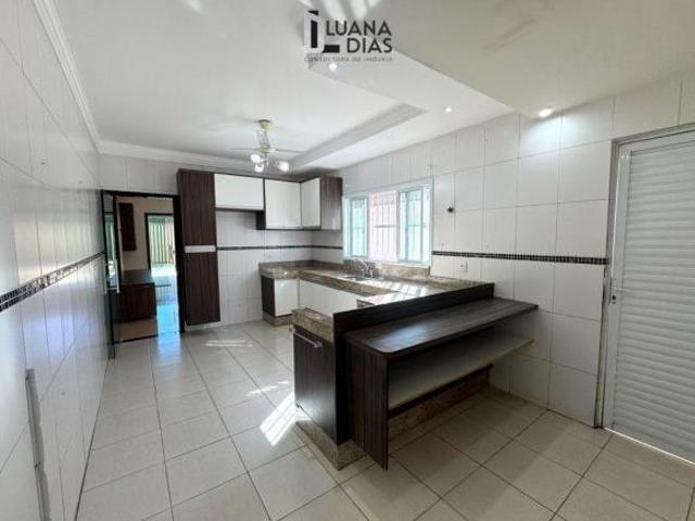 Casa Com Piscina, Boqueirão 3 dorm 800 metros da praia R$750 mil
