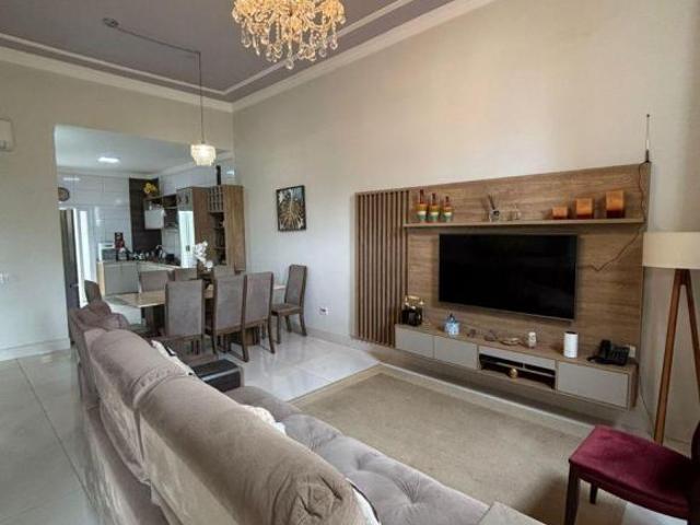 Casa com Piscina, Churrasqueira Gourmet, Suíte e 4 Vagas de Garagem