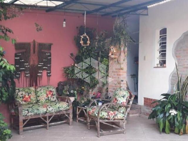 Casa com piscina, churrasqueira em rua calma e arborizada