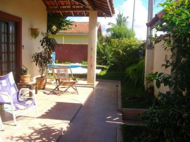 Casa com piscina, churrasqueira + edícula