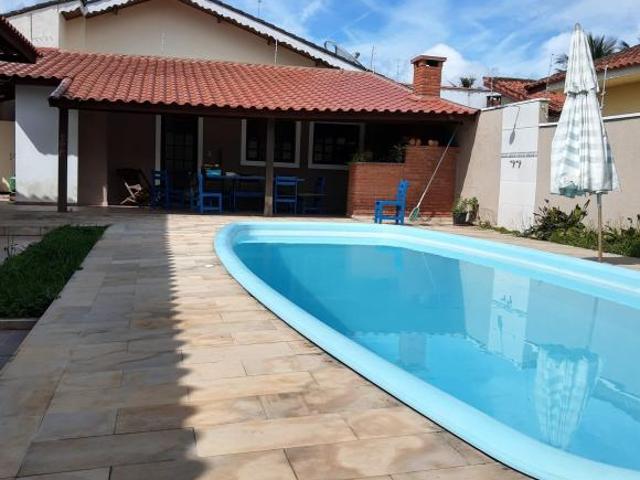 Casa com piscina, churrasqueira + edícula