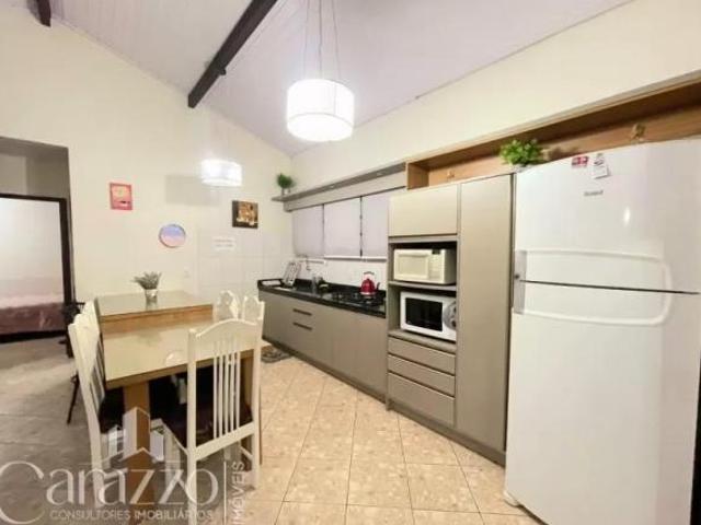 Casa com piscina com 02 dormitórios