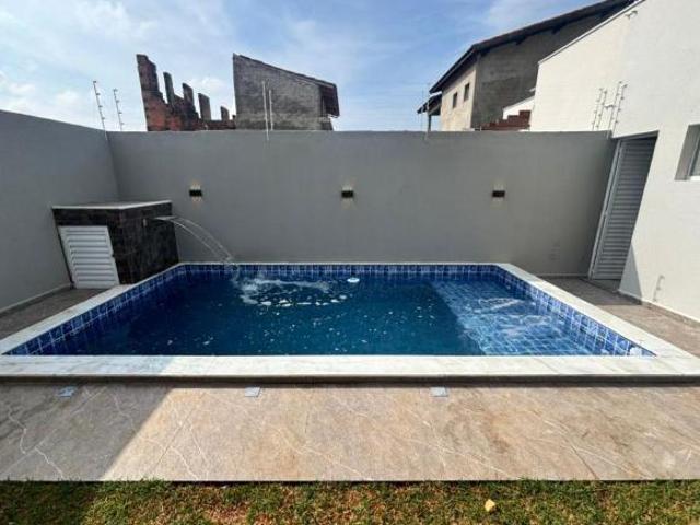 Casa com Piscina de Luxo, Hidromassagem, Cascata e LED no Parque Augusto – A Apenas 600m da Praia