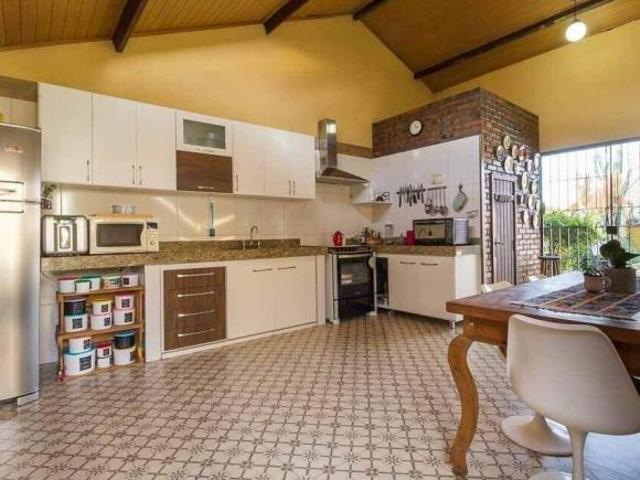 CASA COM PISCINA excelente ponto do Bairro