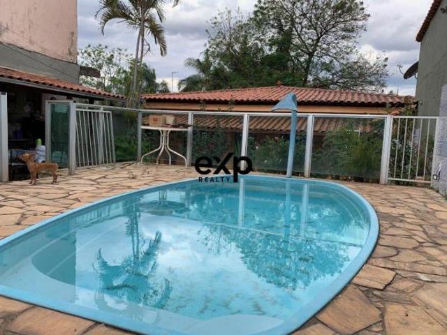 Casa com Piscina e 3 quartos à venda, 360 m²