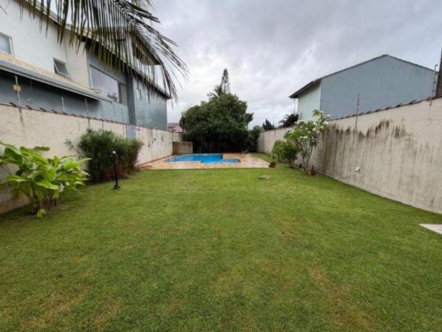 Casa com piscina e 3 quartos em Peruíbe