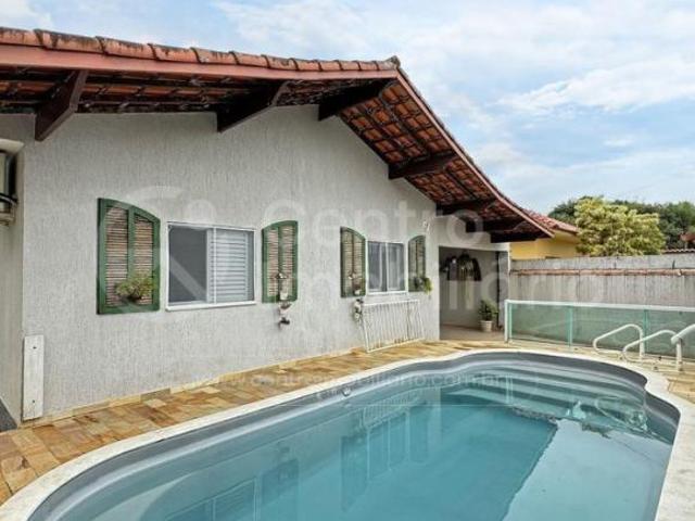Casa com piscina e 3 quartos em Peruíbe, no bairro Convento Velho