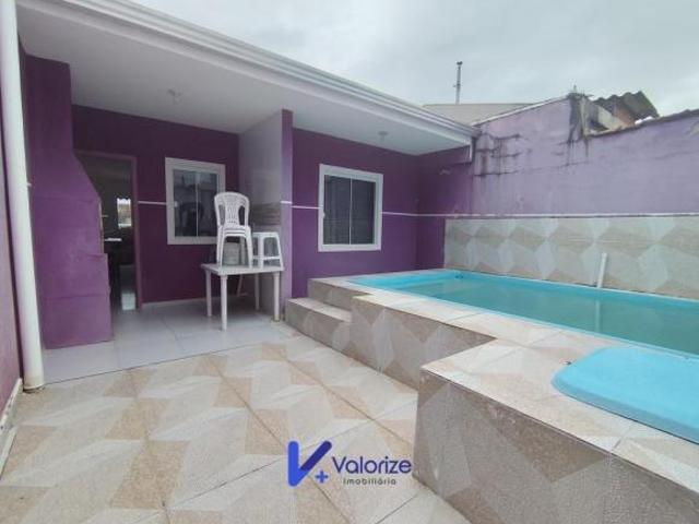 Casa com piscina e 02 dormitórios