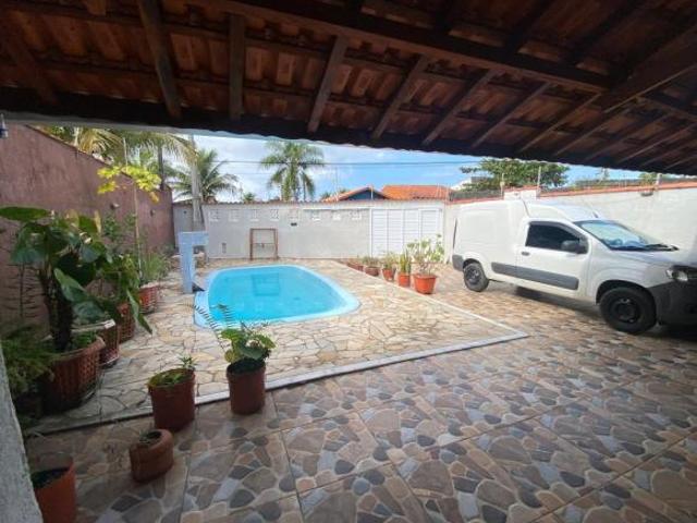 Casa com piscina e 03 dormitórios sendo 01 suíte em Itanhaém
