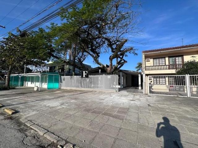 Casa com piscina e 03 quartos em Praia de Leste