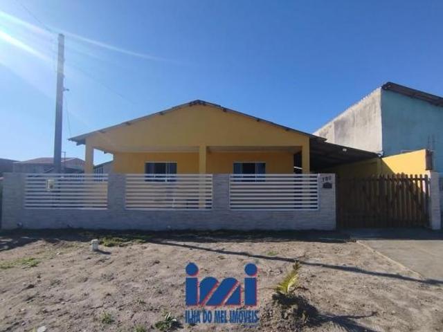 Casa com piscina e 03 quartos no Balneário Currais