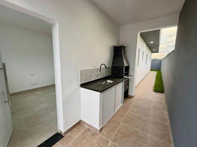 Casa com piscina e 2 quartos em Itanhaém R$ 320.000,00