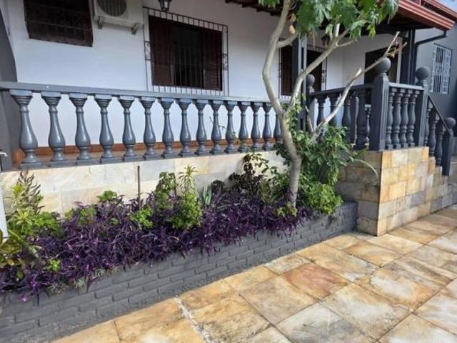 Casa com piscina e 2 quartos em lote de 360m2 à venda Copacabana