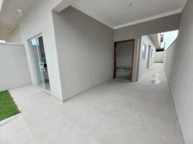 Casa com piscina e 2 quartos em Peruíbe