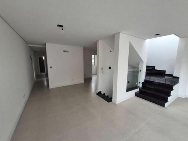 Casa com Piscina e 2 Suítes à Venda no Embaré – Santos/SP