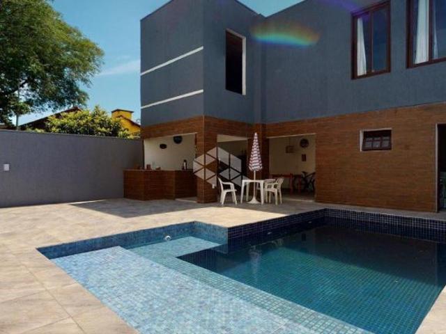 CASA COM PISCINA E 4 DORMITÓRIOS NO BAIRRO GUARUJÁ
